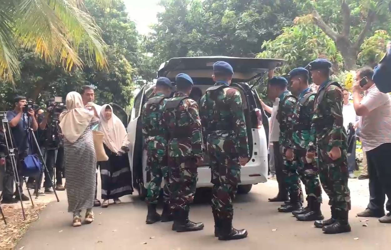 Jenazah Marsma TNI Fajar Adriyanto Tiba di Rumah Duka, Suasana Haru ...