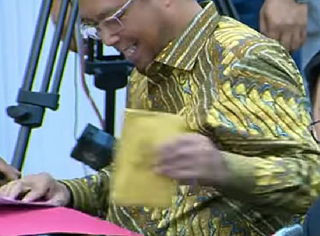 Heboh! Anggota DPR Terima Amplop Saat Rapat, Ini Faktanya!