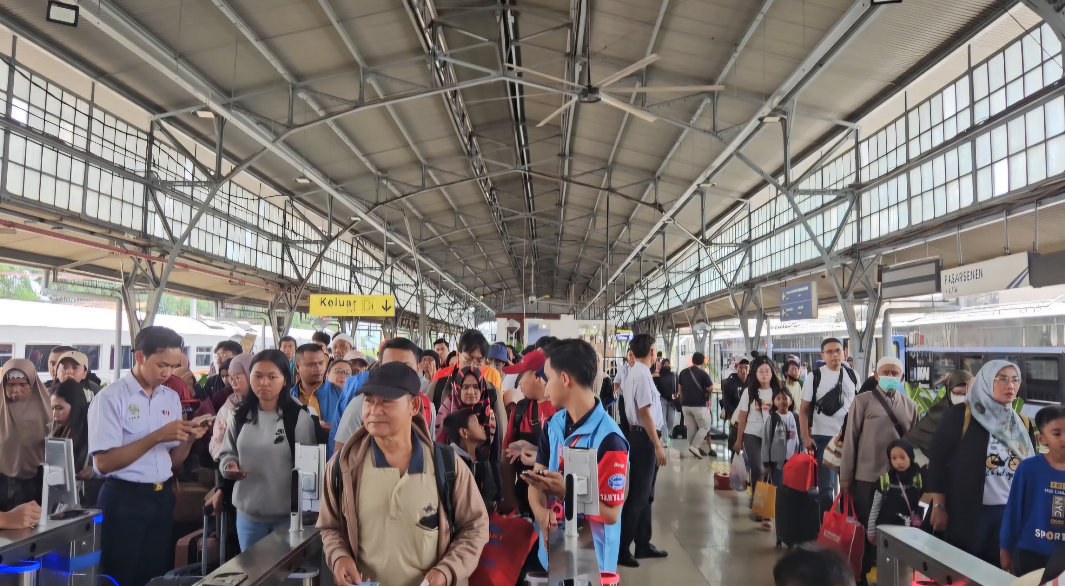 Memasuki Long Weekend, Penjualan Tiket KA di KAI Daop 1 Jakarta Melebihi Kapasitas 100 Persen Lebih