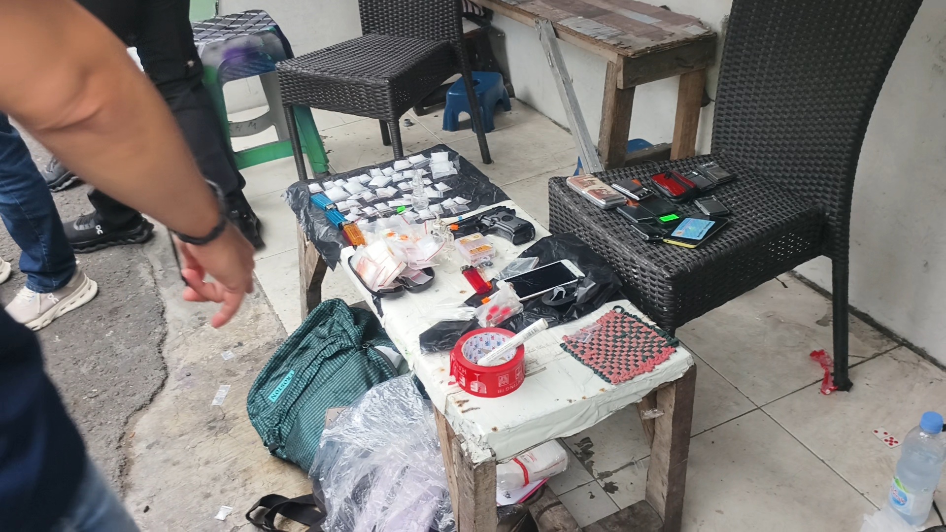 Kampung Ambon Jakbar Digerebek: Sabu hingga Senpi Disita Petugas, Bandarnya Masih Dicari!