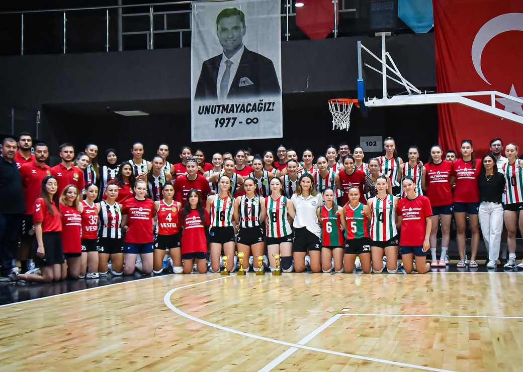 Momen Megawati Hangestri Angkat Piala Pertamanya, 3 Kal Tak Terkalahkan ...