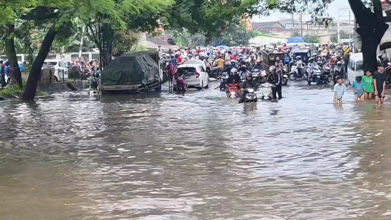 Jalur Kota Tangerang Menuju Kota Tangsel Terputus Akibat Banjir, Jalan Raden Fatah Lumpuh!