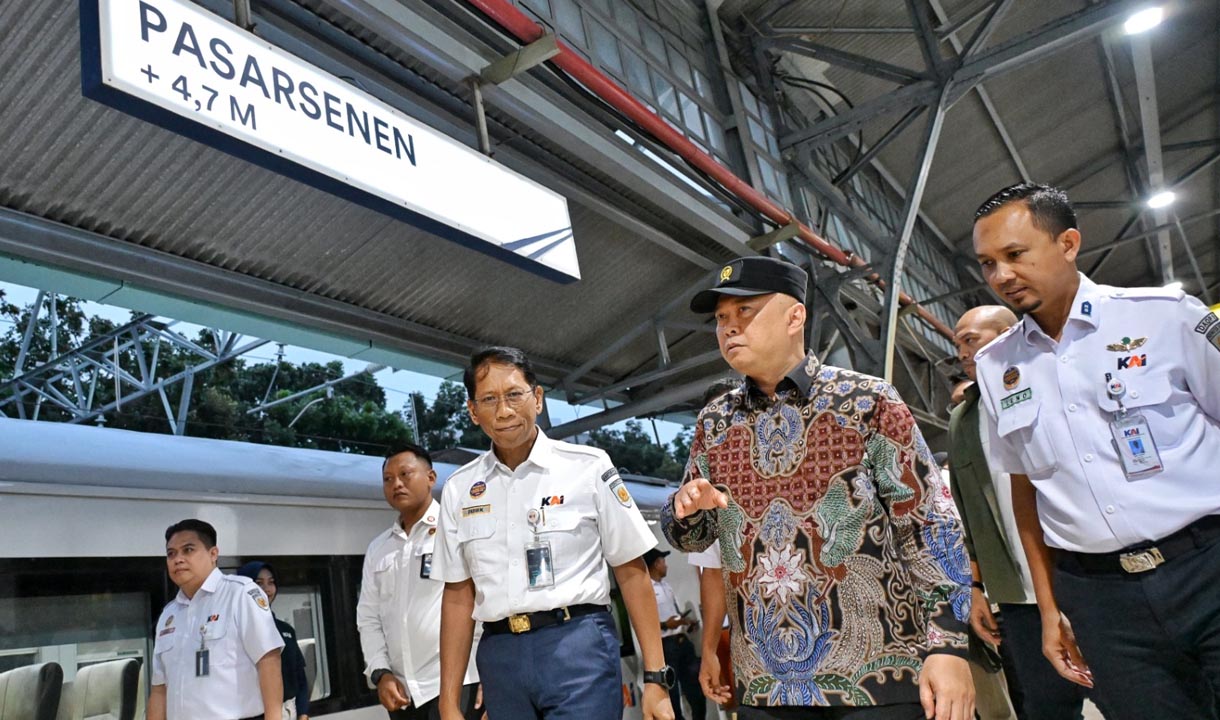 Menhub Tinjau Kelancaran Mudik Lebaran 2025 di Stasiun Pasar Senen hingga Tol Jakarta-Cikampek