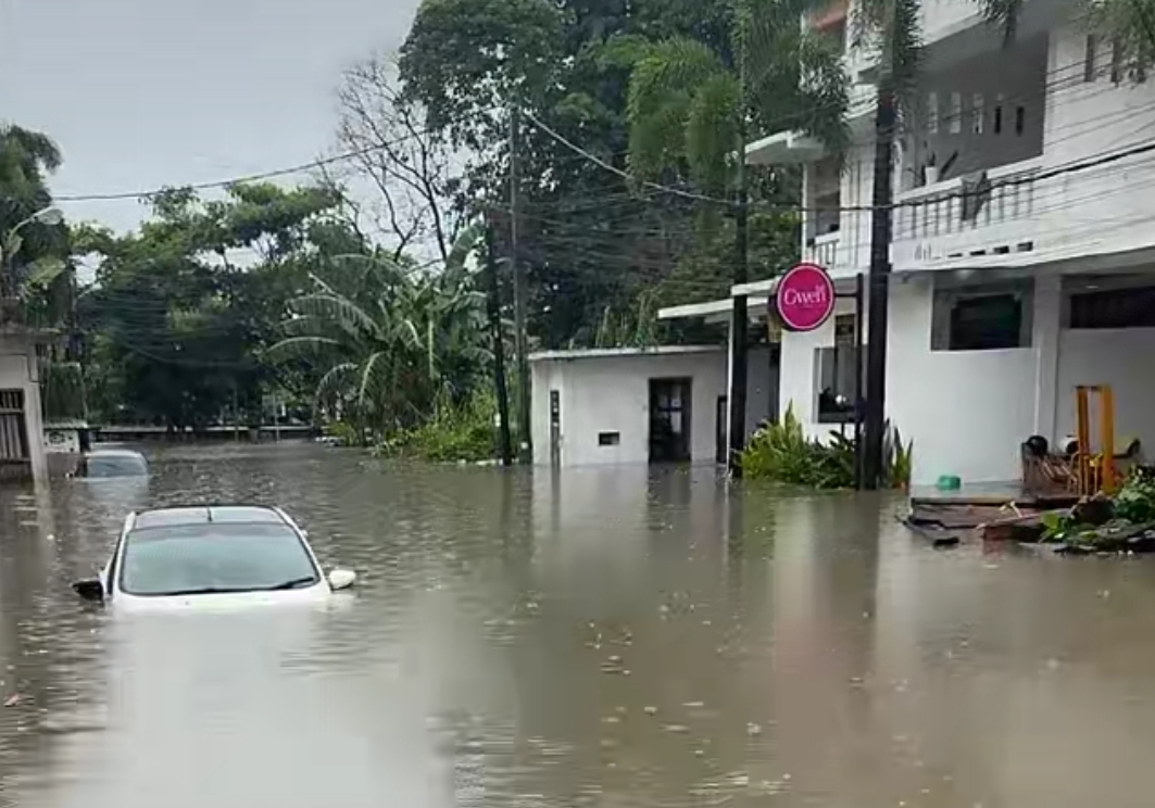 Banjir Parah Melanda Denpasar, Jalan Lumpuh hingga Bangunan Ambruk