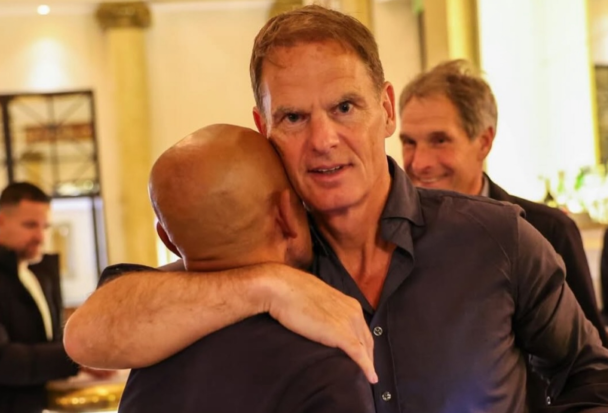 Simon Tahamata Rangkul Frank de Boer, Bikin Heboh Media Sosial: Kode ke Timnas Indonesia, Om?