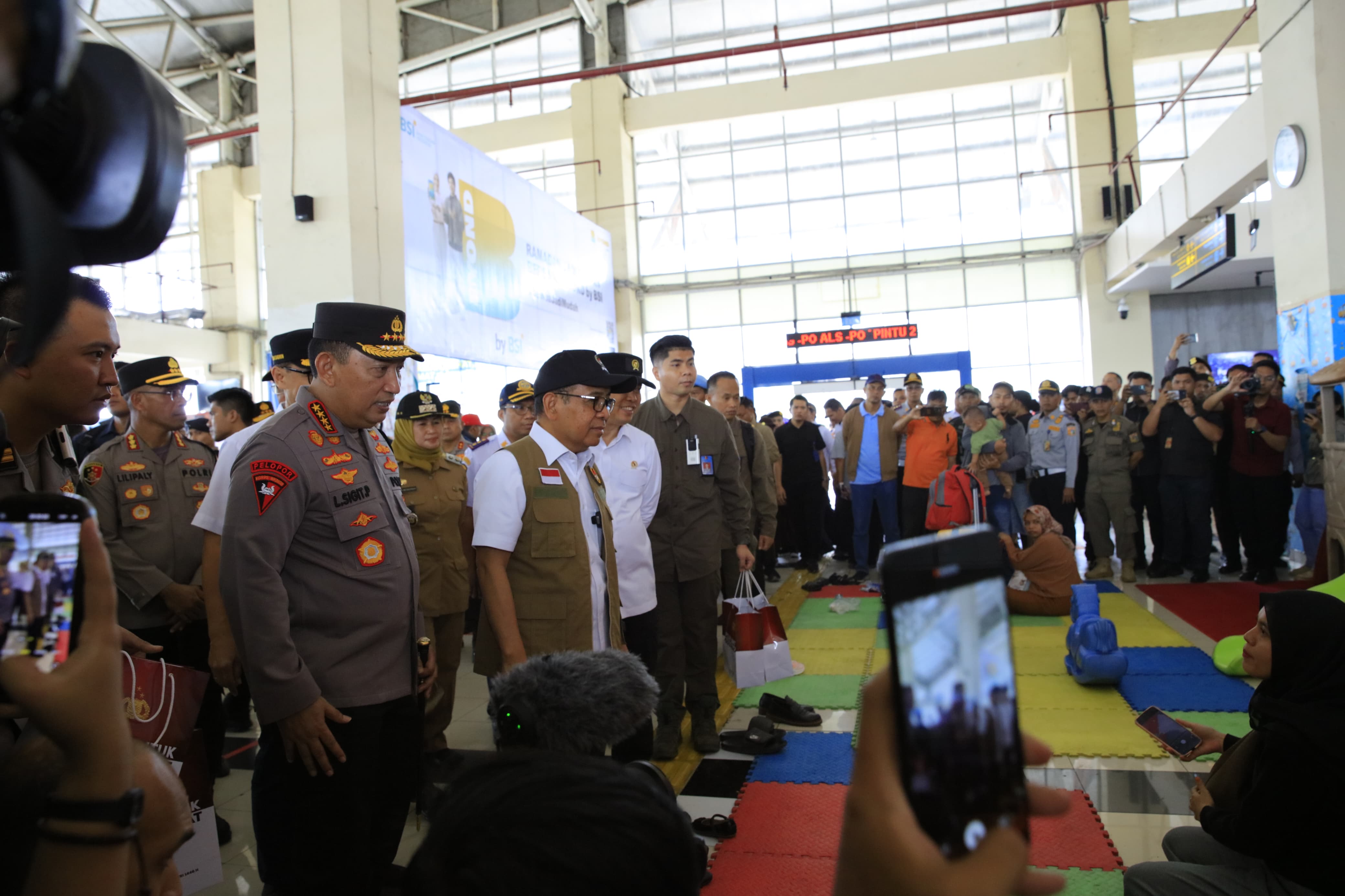 Tinjau Stasiun Gambir, Kapolri Pastikan Keamanan Pemudik