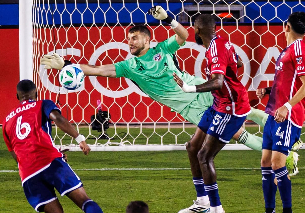 Persib Serius Permanenkan Maarten Paes dari FC Dallas, Gaji Kiper ...