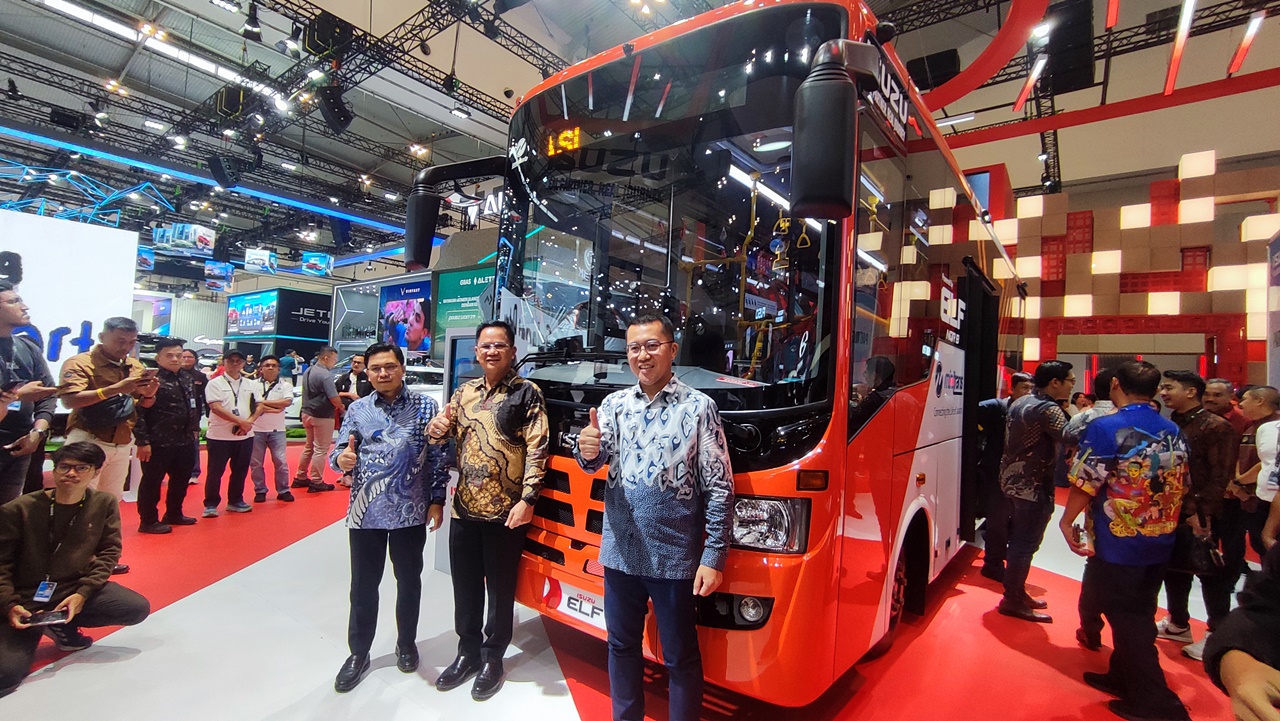 Serah Terima di GIIAS 2025, Isuzu ELF NQR B Jadi Andalan Armada Transjakarta