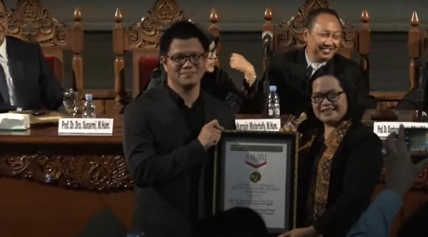 Muhammad Fauzi: Sebuah Refleksi Tokoh Peraih Rekor MURI 'Doktor Fotografi Pertama Penyandang ...