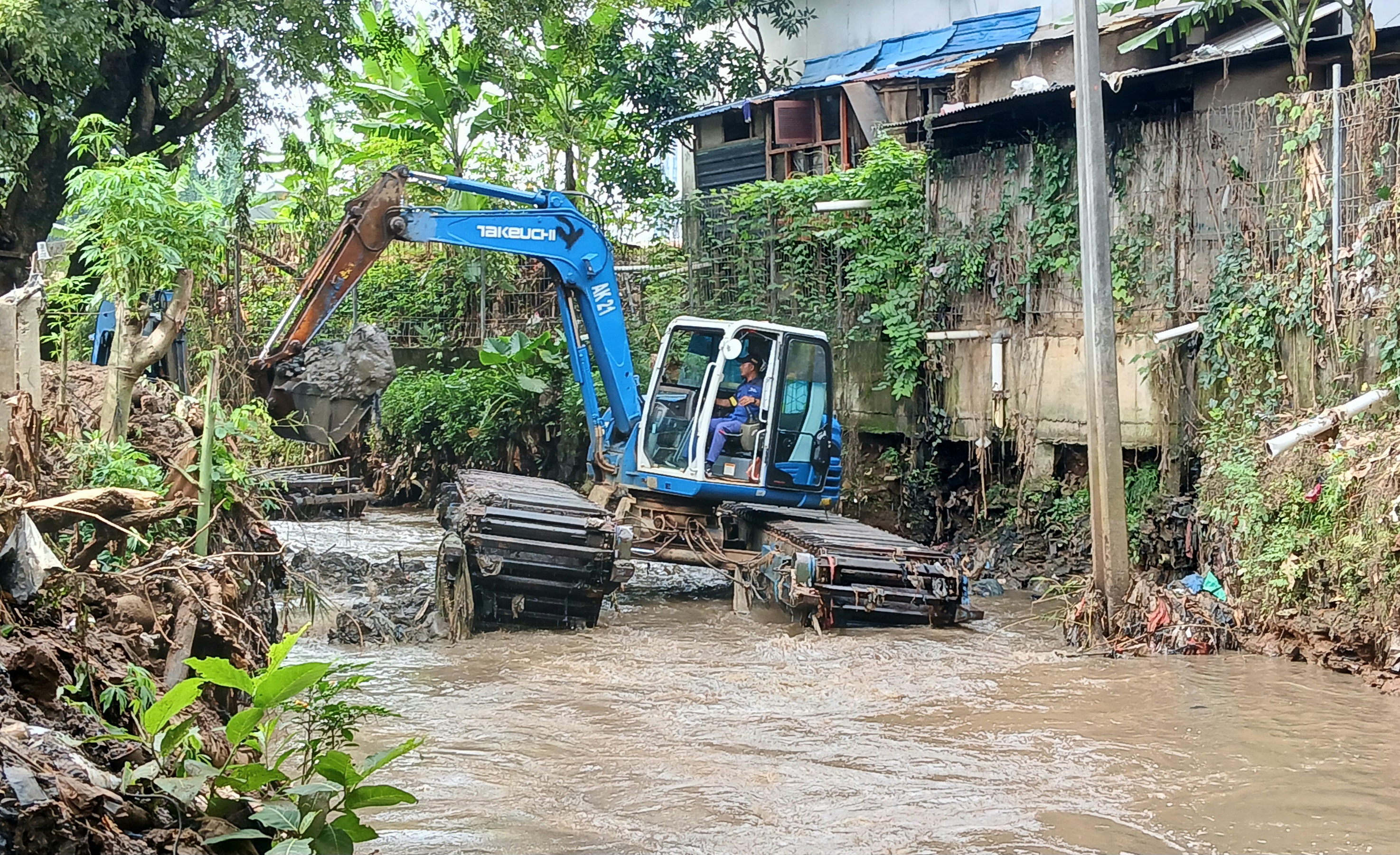 Bang Doel Tancap Gas Kebut Pengerukan Kali Krukut di Hari Pertama Kerja